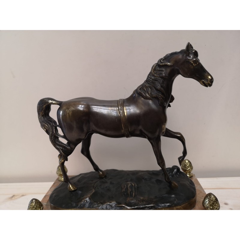 Cheval en bronze sur socle en marbre